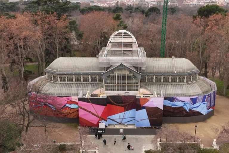 El Palacio de Cristal se convierte en un enigma textil bajo la obra de ...